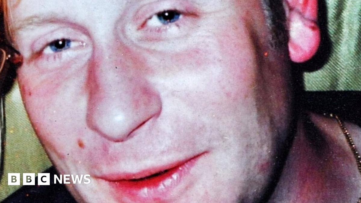 Navy engineer Neal Edmonds asphyxiated on HMS Bulwark - BBC News