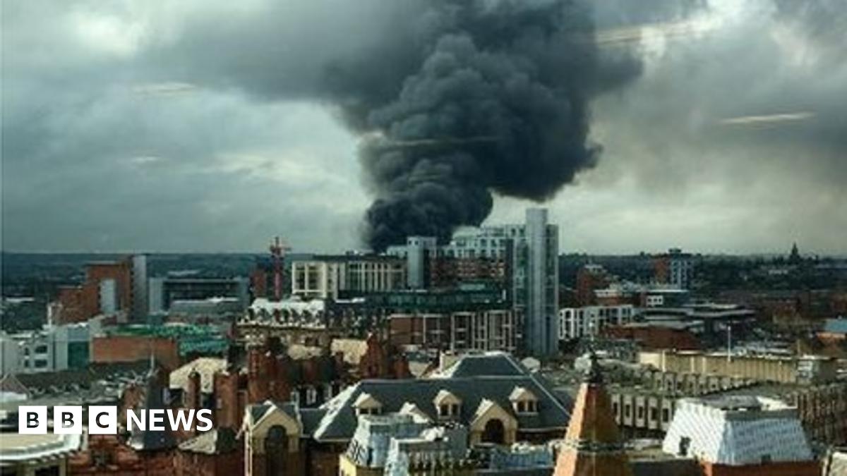 Leeds fire: Blaze sends black smoke over city - BBC News