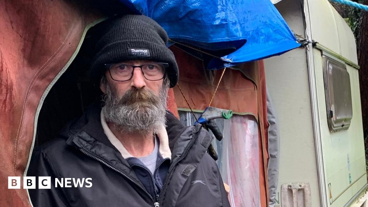 Man living in Cornish layby due to housing crisis - BBC News