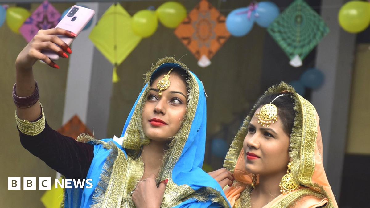 India targets China's dominance in mobile phones - BBC News