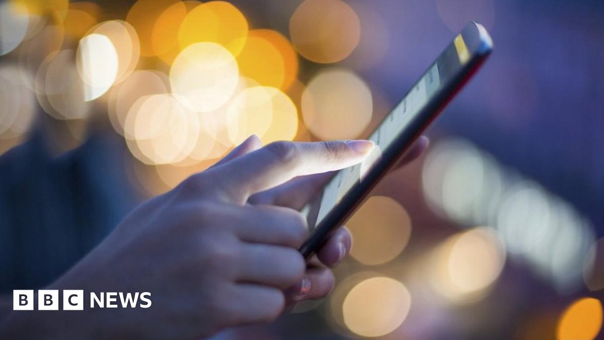 A Point of View: Phoneless in Paris - BBC News