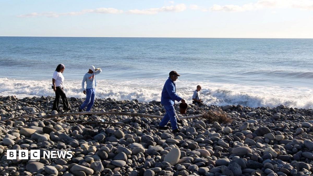 MH370 search: New debris on Reunion investigated - BBC News