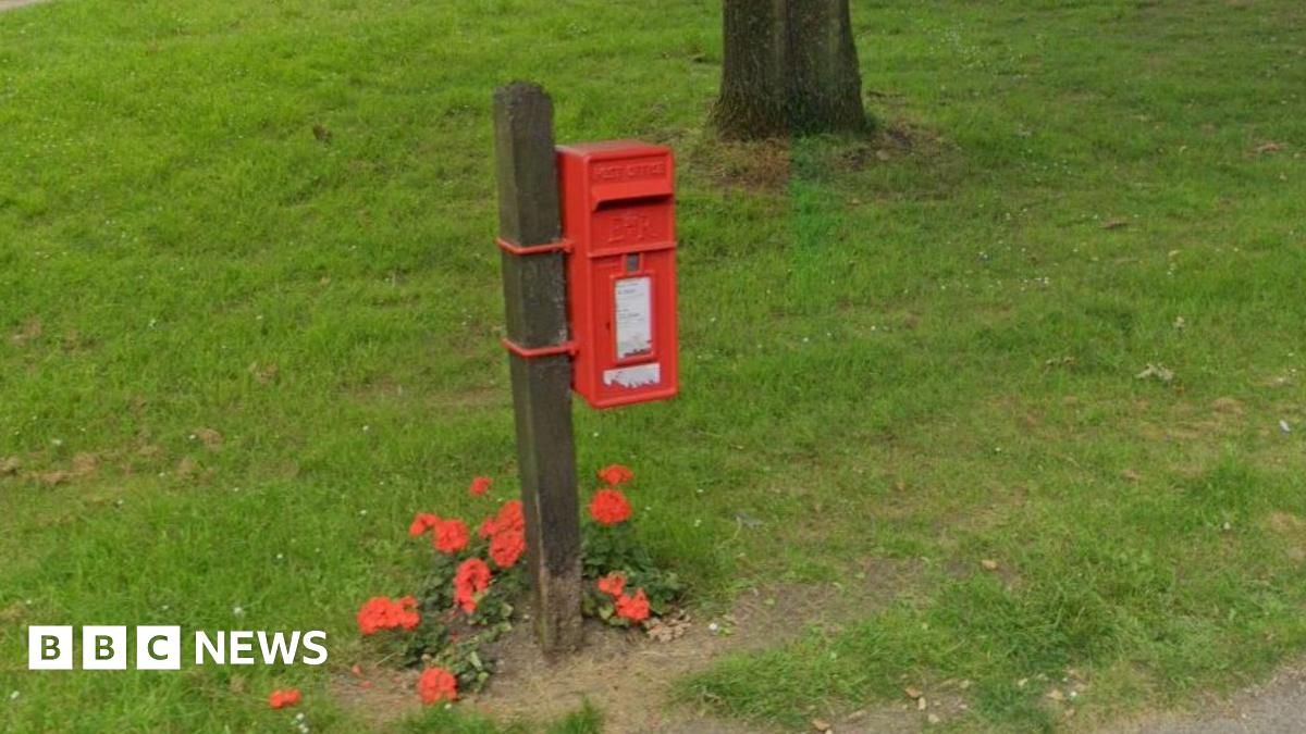 Suffolk: Thieves steal seven Royal Mail heritage postboxes - BBC News