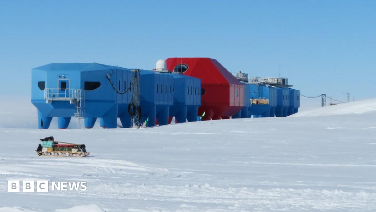 Brunt Ice Shelf: Big iceberg calves near UK Antarctic base - BBC News