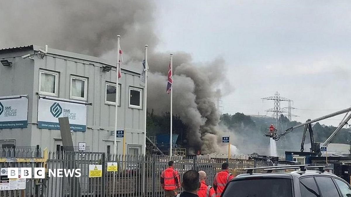 Stalybridge fire: Crews tackle recycling centre blaze - BBC News