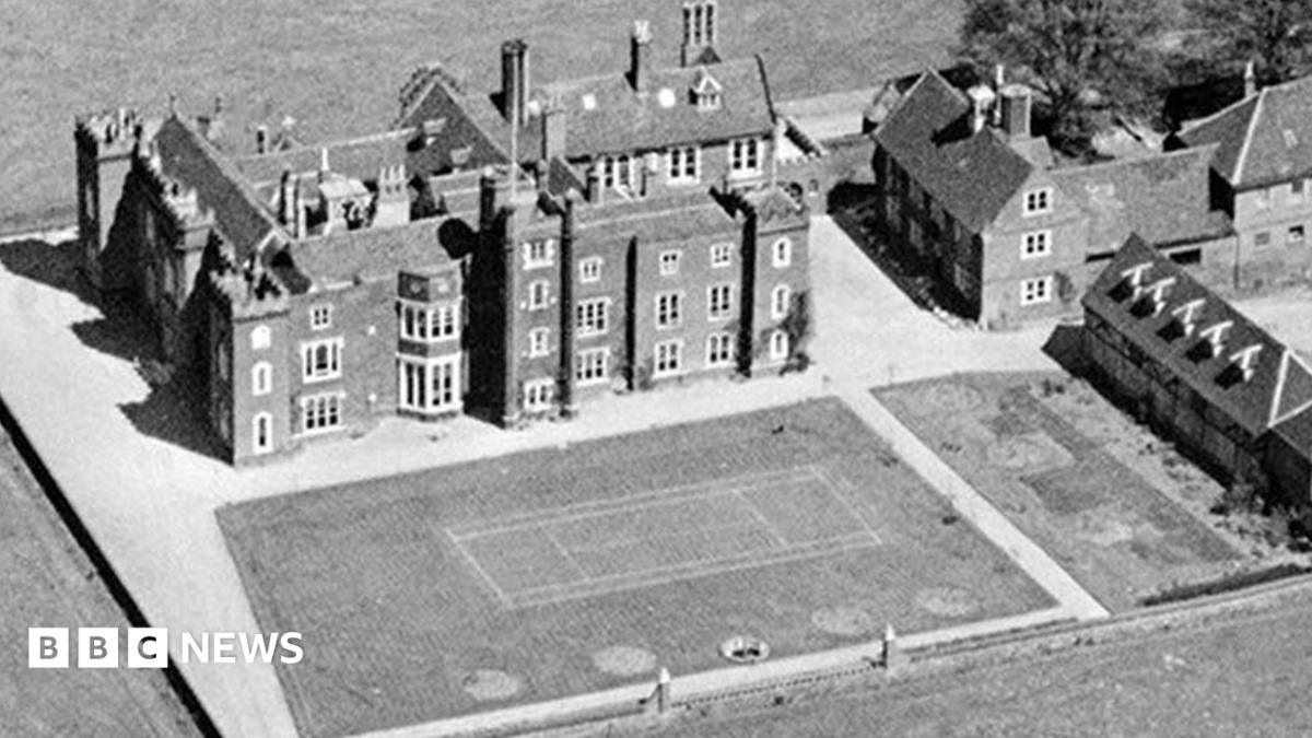 Belhus Park: Historic photos show estate's wartime role - BBC News