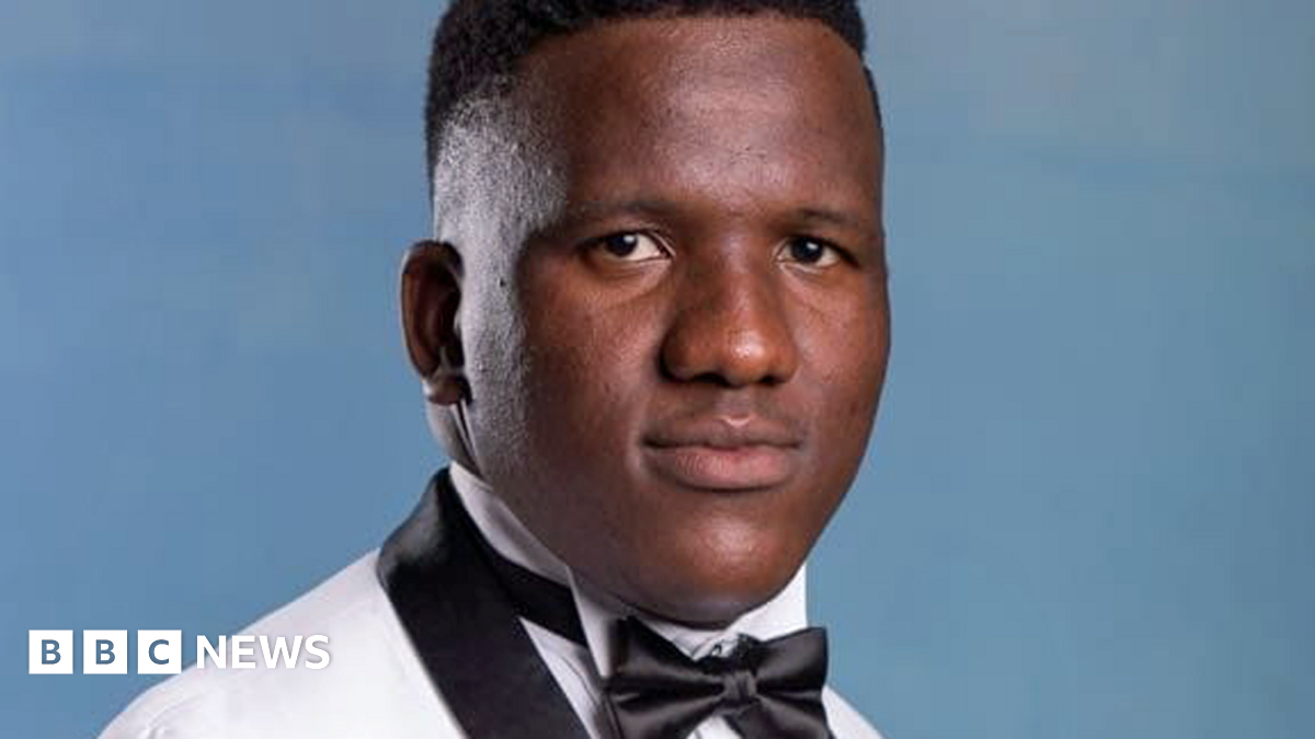 The South African Uber driving singing his way to opera fame - BBC News