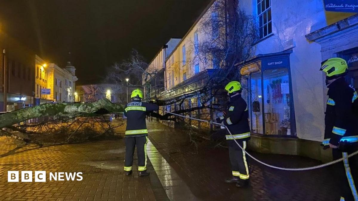 Somerset and Gloucestershire disruption as Storm Isha hits - BBC News