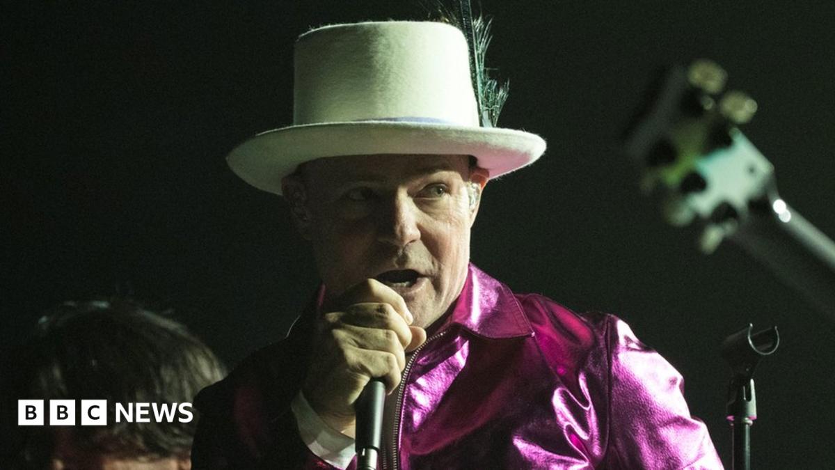 Tragically Hip: Dying singer Gord Downie bids Canada farewell - BBC News