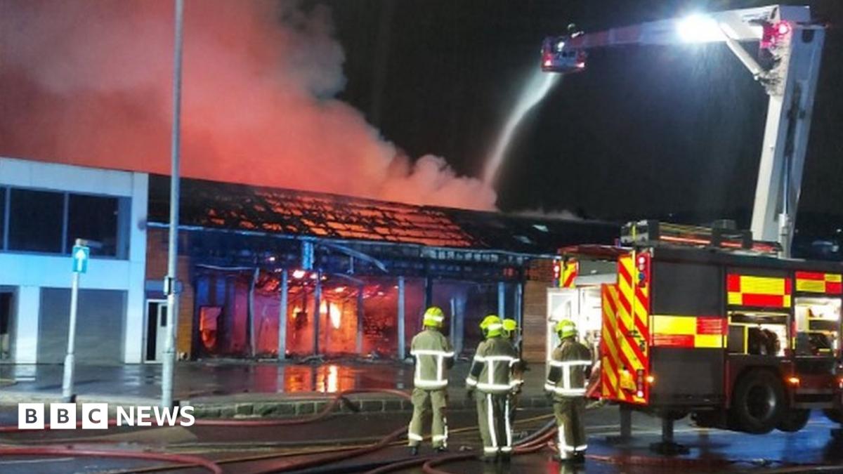 Dozens of firefighters tackle commercial blaze in Batley - BBC News