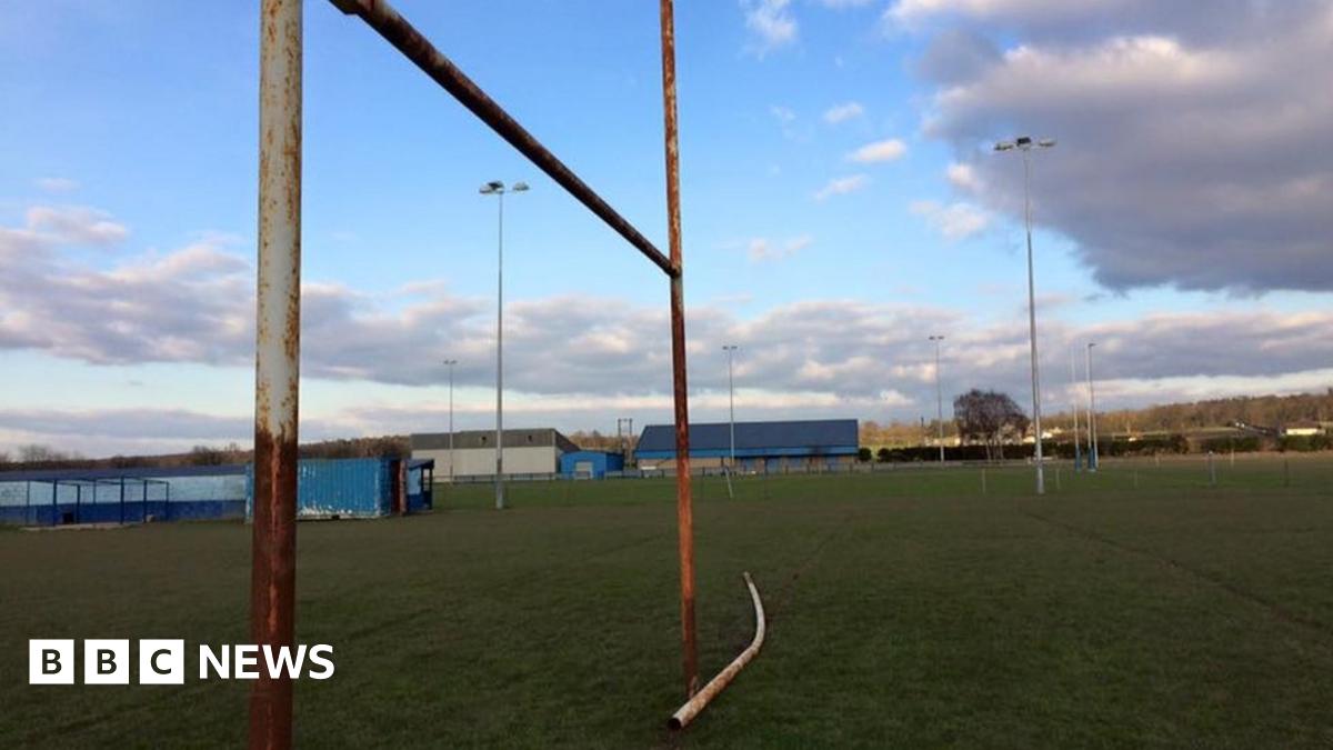 Man injured by falling post at Shrewsbury rugby game - BBC News
