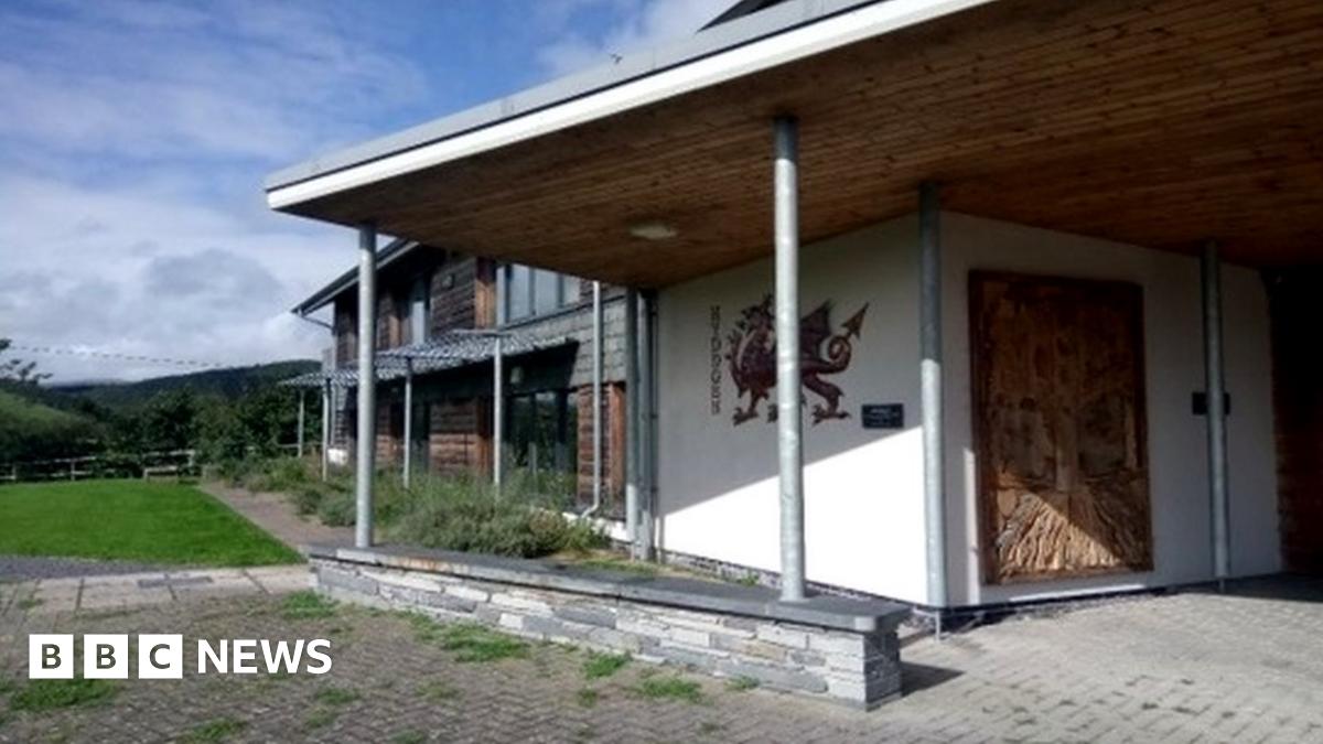 Machynlleth school building could host Welsh language services - BBC News