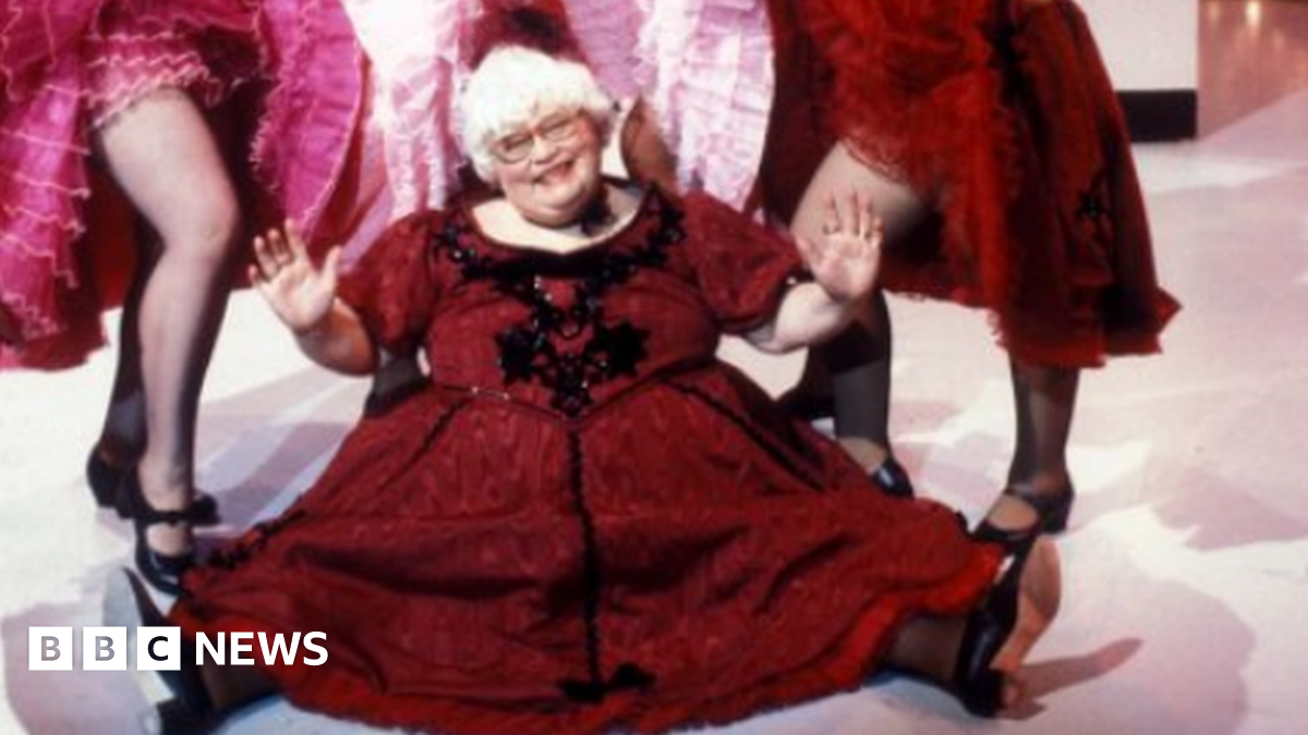 Mo Moreland: Tributes paid after Roly Polys lead dancer dies aged 87 ...