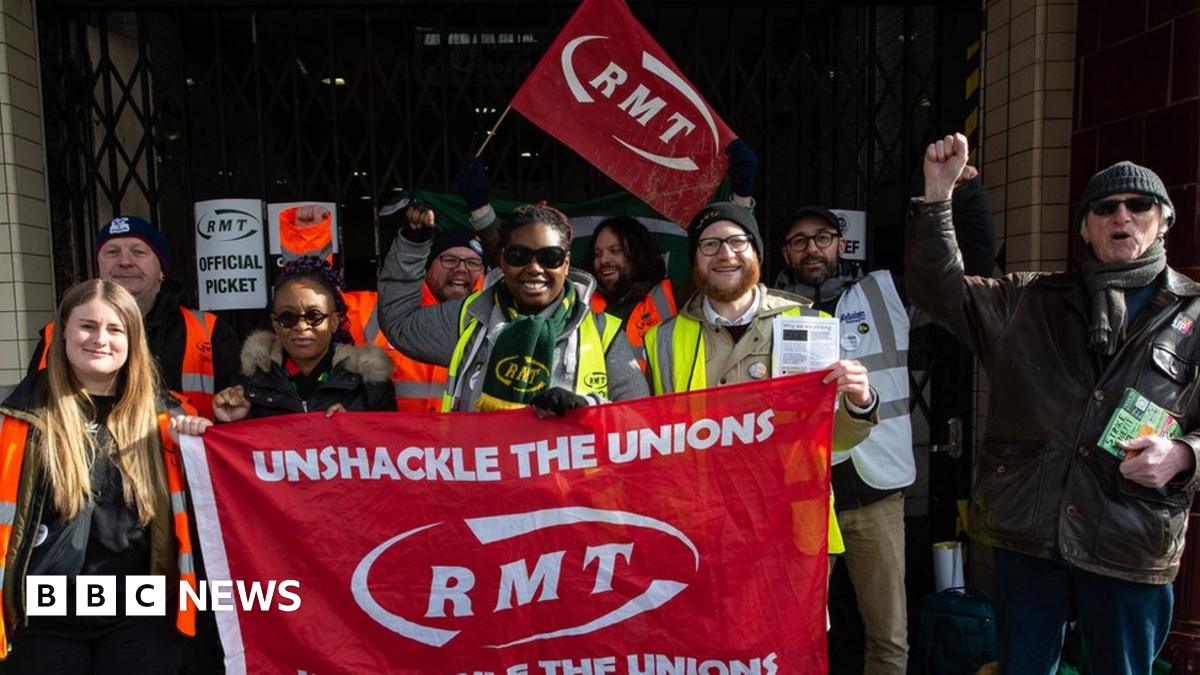 RMT members at Network Rail vote to accept pay deal - BBC News