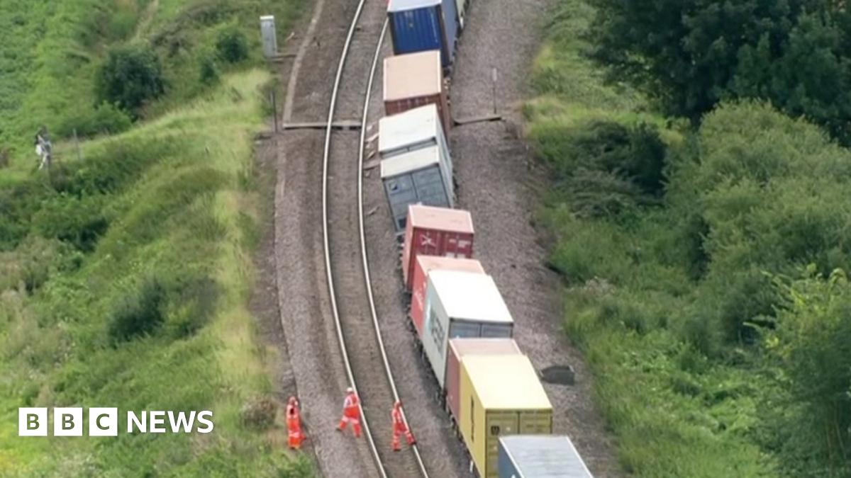 Derailed freight train near Ely causes chaos in the east - BBC News
