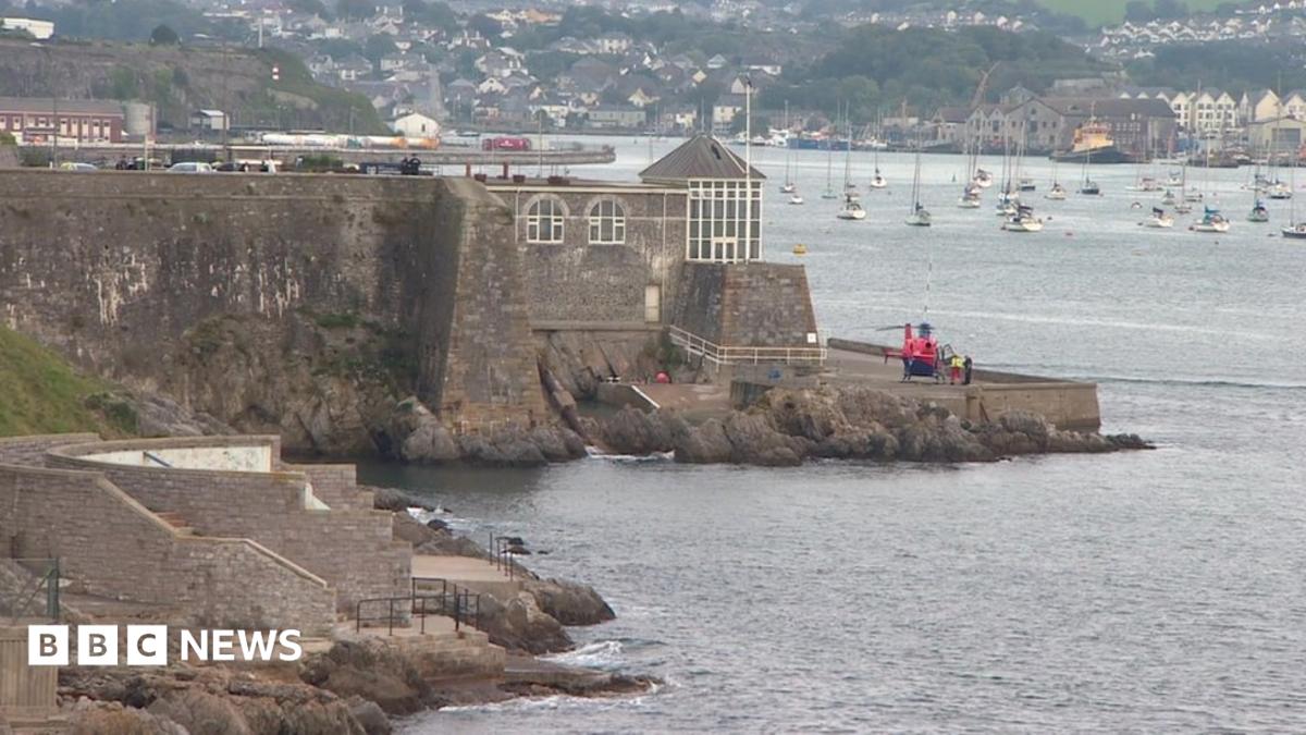 Man dies after 'tombstoning' off Plymouth Hoe cliff - BBC News