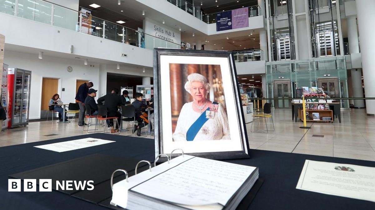Queen Elizabeth II: Tributes paid across on Tyneside - BBC News