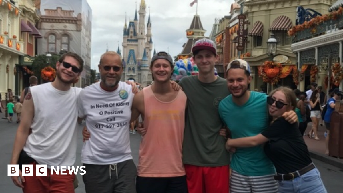 Father-of-five's T-shirt ad finds kidney donor - BBC News