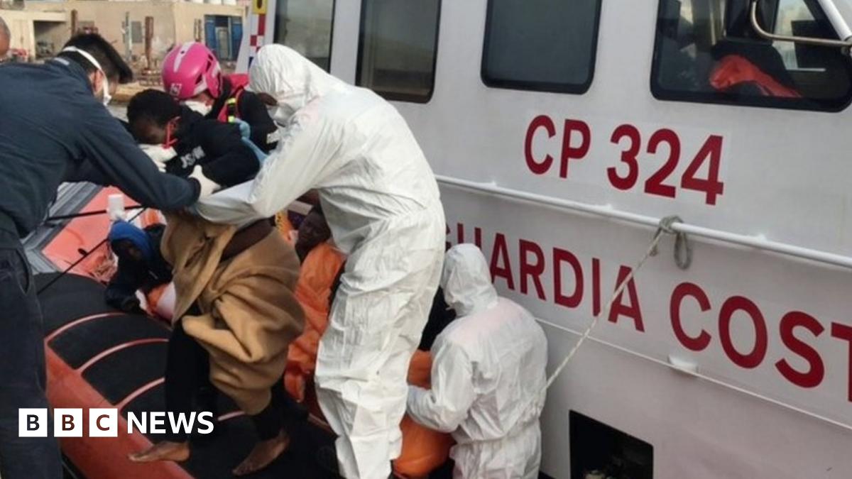 Migrant crisis: Scores missing after boat sinks off Libya - BBC News