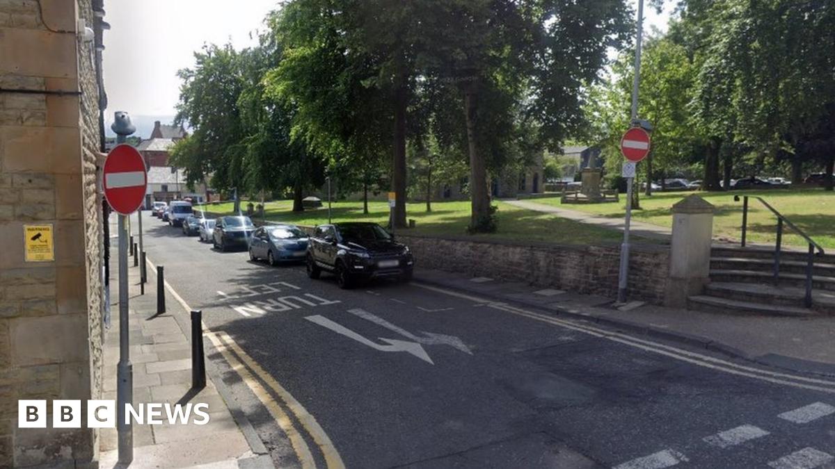 Accrington's 'confusing' one-way system to be reviewed - BBC News