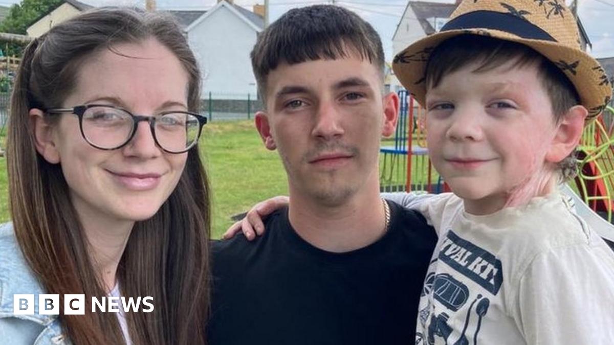 Cancer: Mum Erin Corner dies after losing son in fire - BBC News