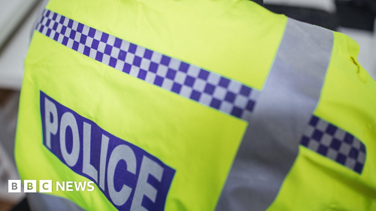 Londonderry: Teenager appears in court after officer punched - BBC News