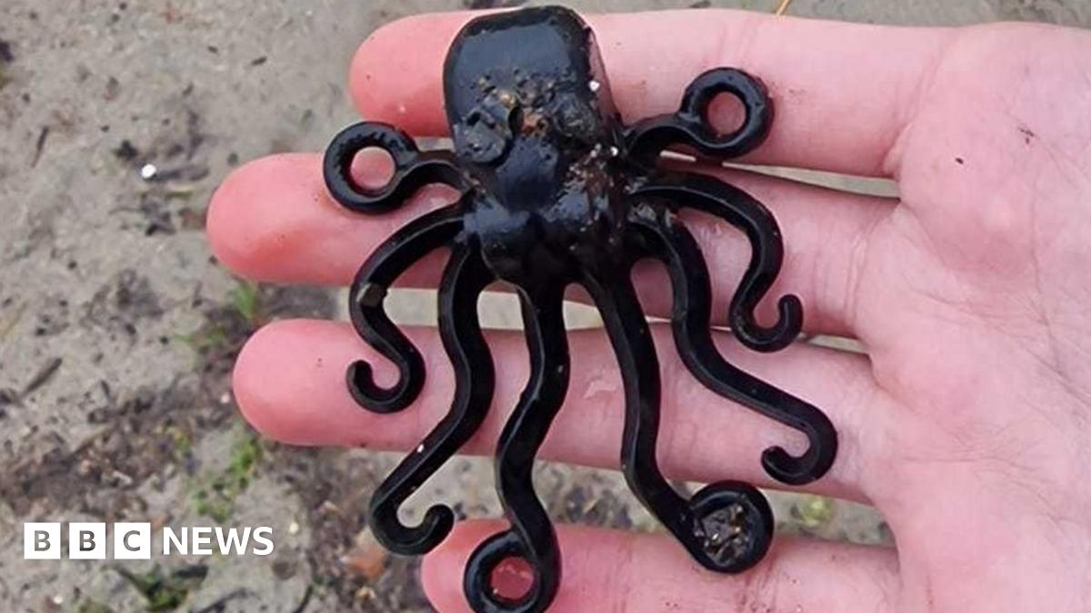 Boy finds rare Lego octopus on Cornwall beach after 1997 spill - BBC News