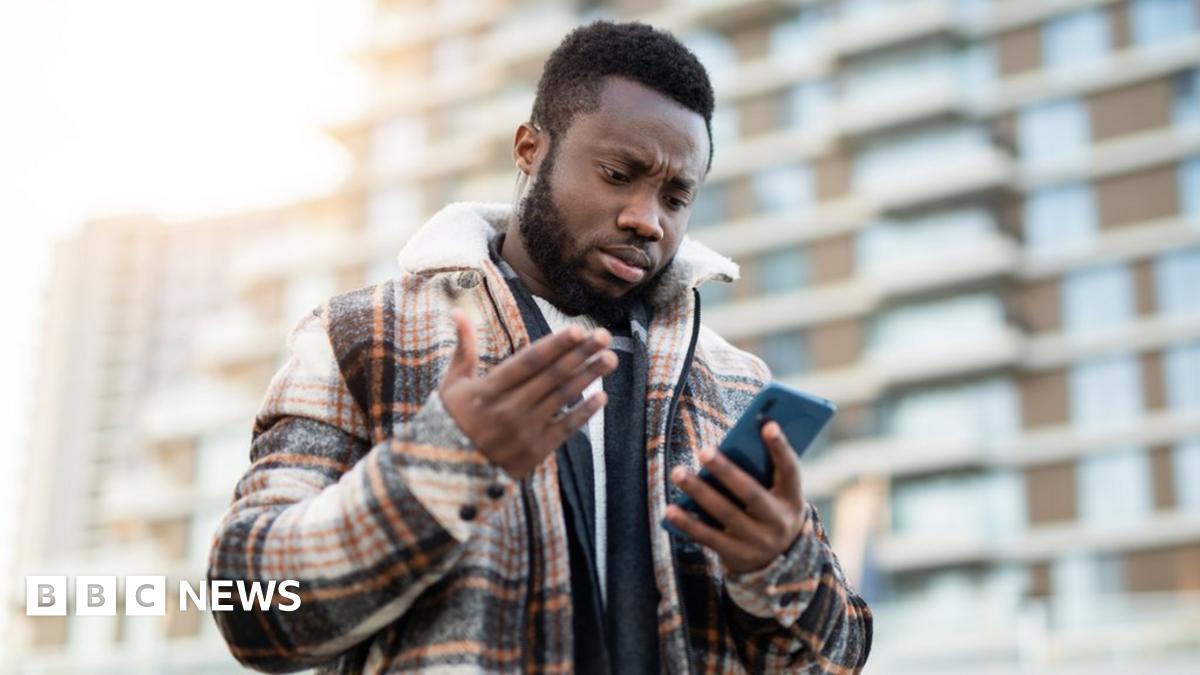 '5G makes my phone pretty worthless' - BBC News