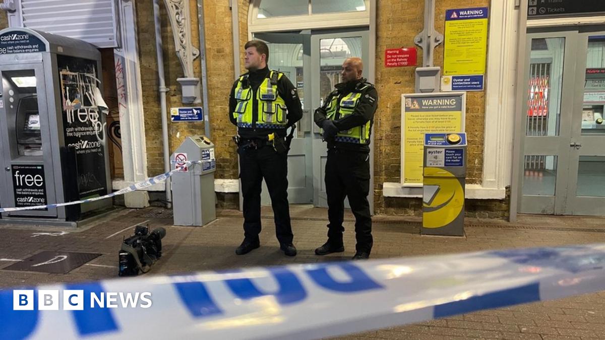 Manhunt after stabbing in front of Beckenham train passengers - BBC News