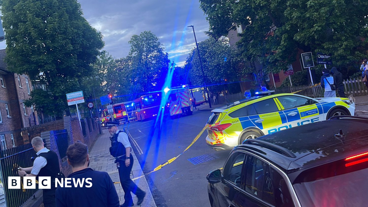 Streatham: Motorcyclist killed in hit-and-run crash - BBC News