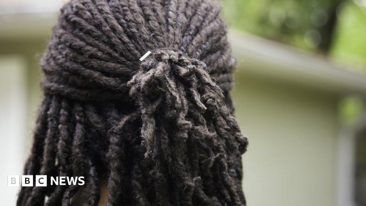 Referee who told wrestler to cut dreadlocks suspended - BBC News