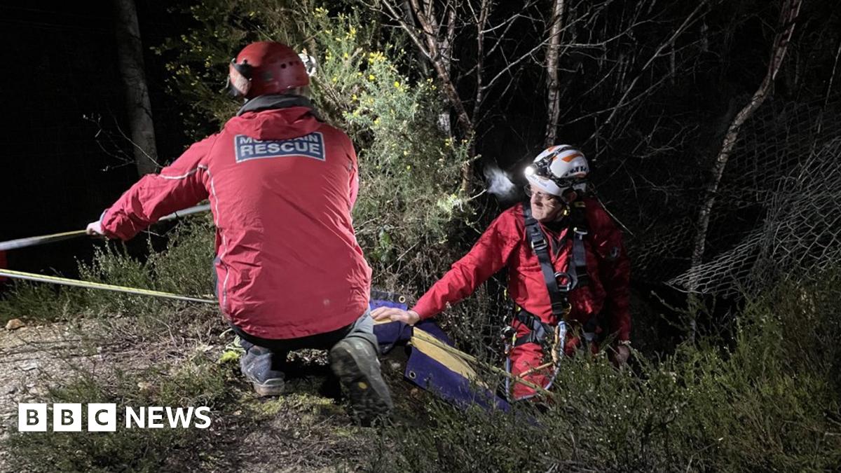Trapped explorer rescued from Cornwall mineshaft - BBC News