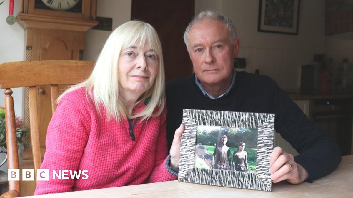 Parents of aid worker Chris Parry to visit Ukraine - BBC News