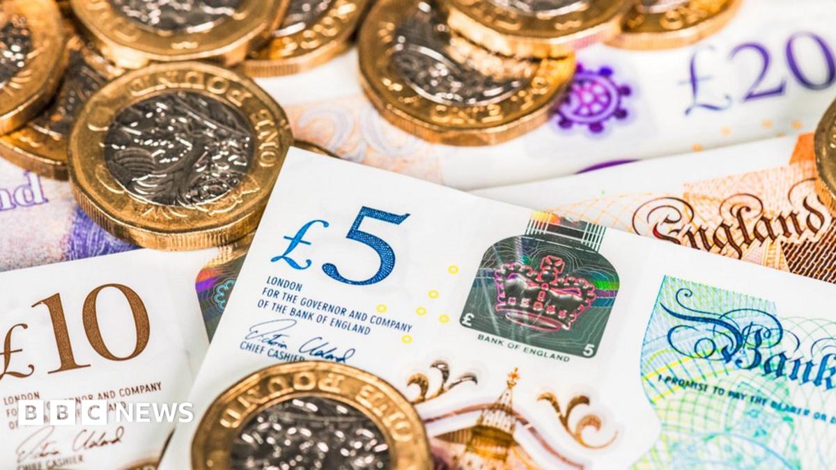 Fareham: Substantial cash find prompts police appeal for owner - BBC News