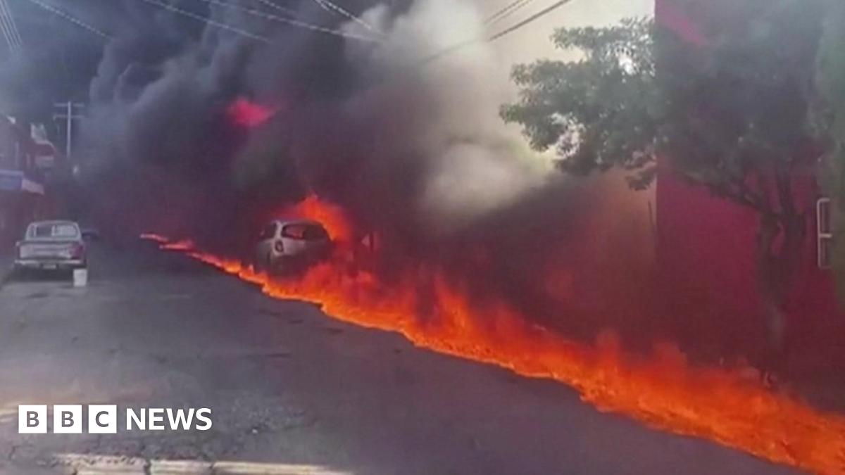 Giant fuel fire engulfs Mexico railway and homes - BBC News
