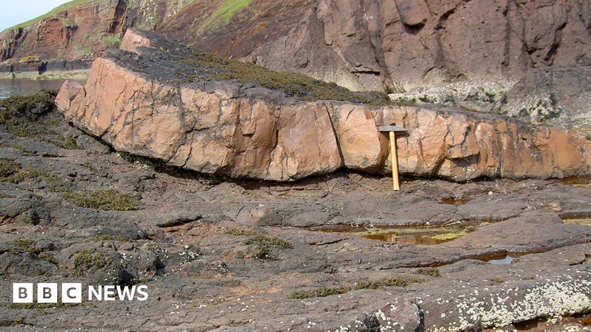 Scientists close in on hidden Scottish meteorite crater - BBC News