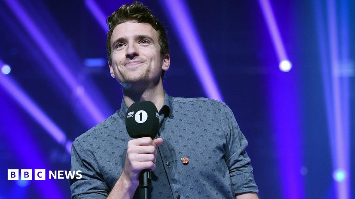 Radio 1 told to play more new music - BBC News