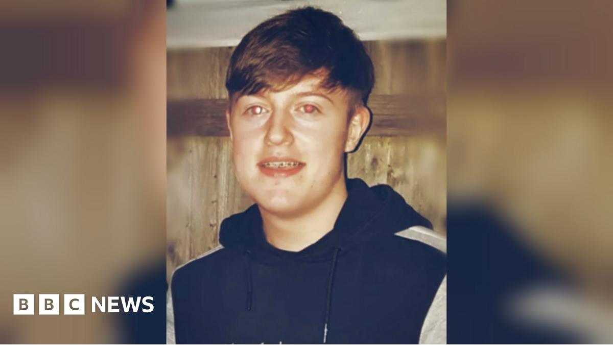 Hickleton crash: Mum thanks strangers who tried to save son - BBC News