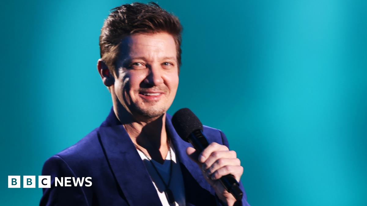 Jeremy Renner gets standing ovation at People's Choice Awards - BBC News