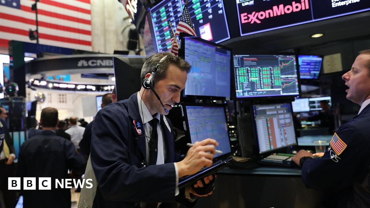Wall Street: Tech stocks gain as retail shares slide - BBC News
