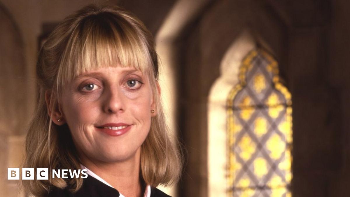 Vicar of Dibley actress Emma Chambers dies aged 53 - BBC News