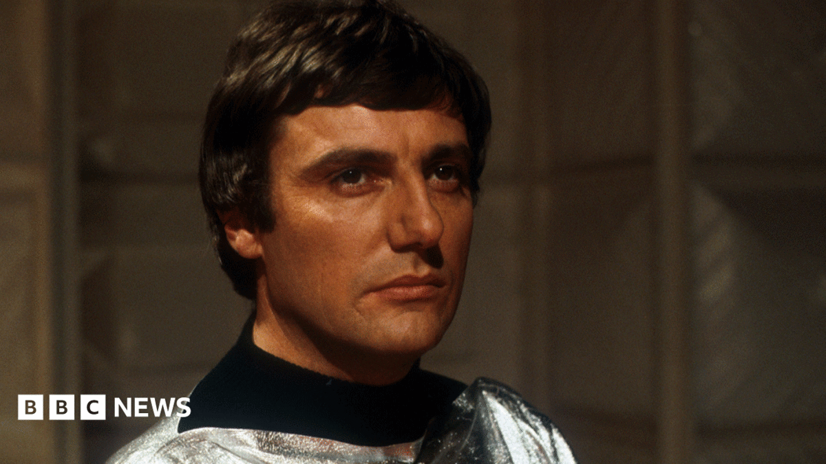 Blake's 7 actor Paul Darrow dies at 78 - BBC News