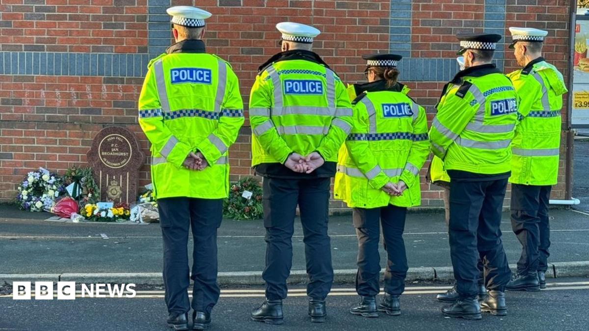 PC Ian Broadhurst honoured on 20th anniversary of his murder in Leeds ...