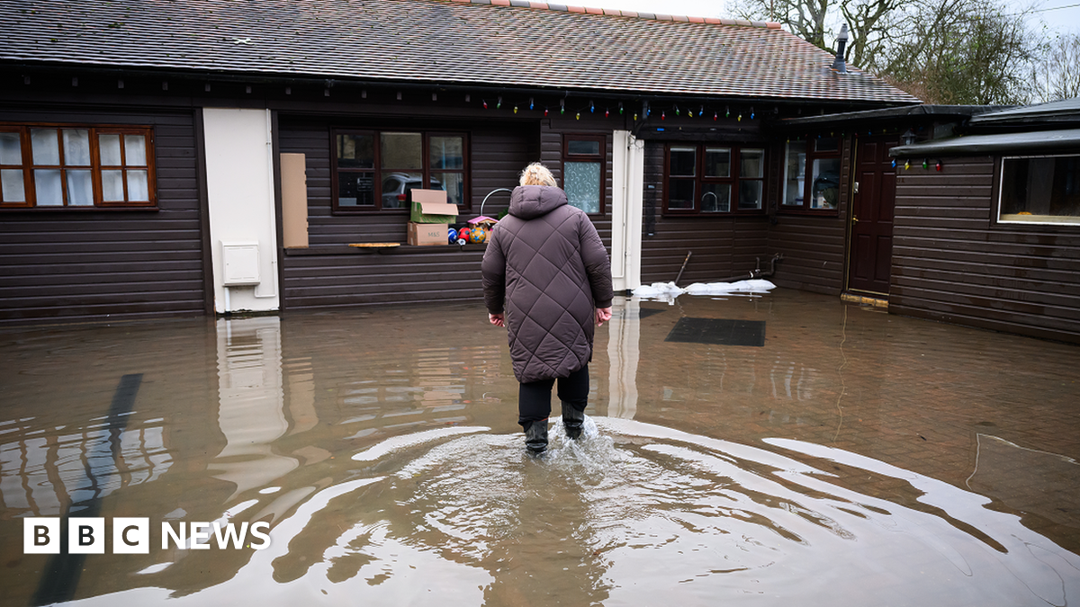 England flooding: Hundreds of homes evacuated after heavy rain - BBC News
