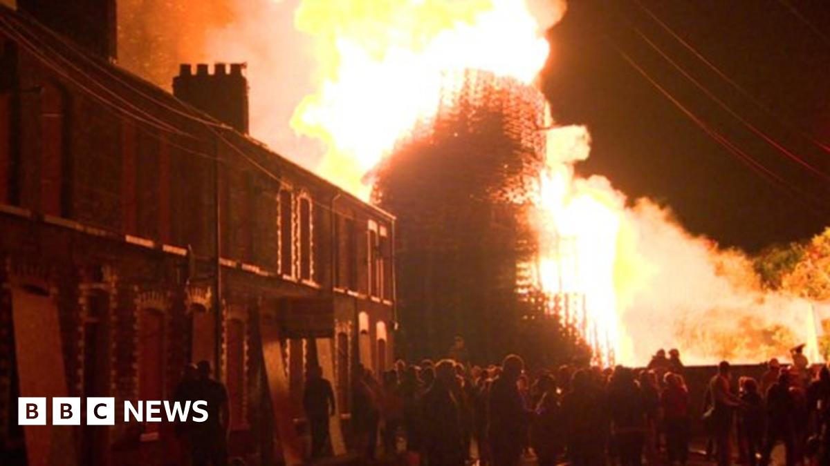 11th Night: Bonfire safety fears reignite debate - BBC News
