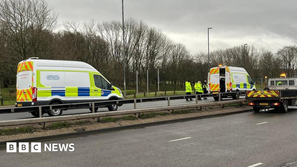Derby: Three-vehicle crash closes city centre road - BBC News