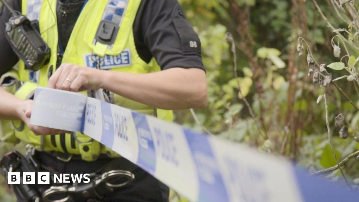 Whitby fatal crash: Woman dies after hitting road sign - BBC News