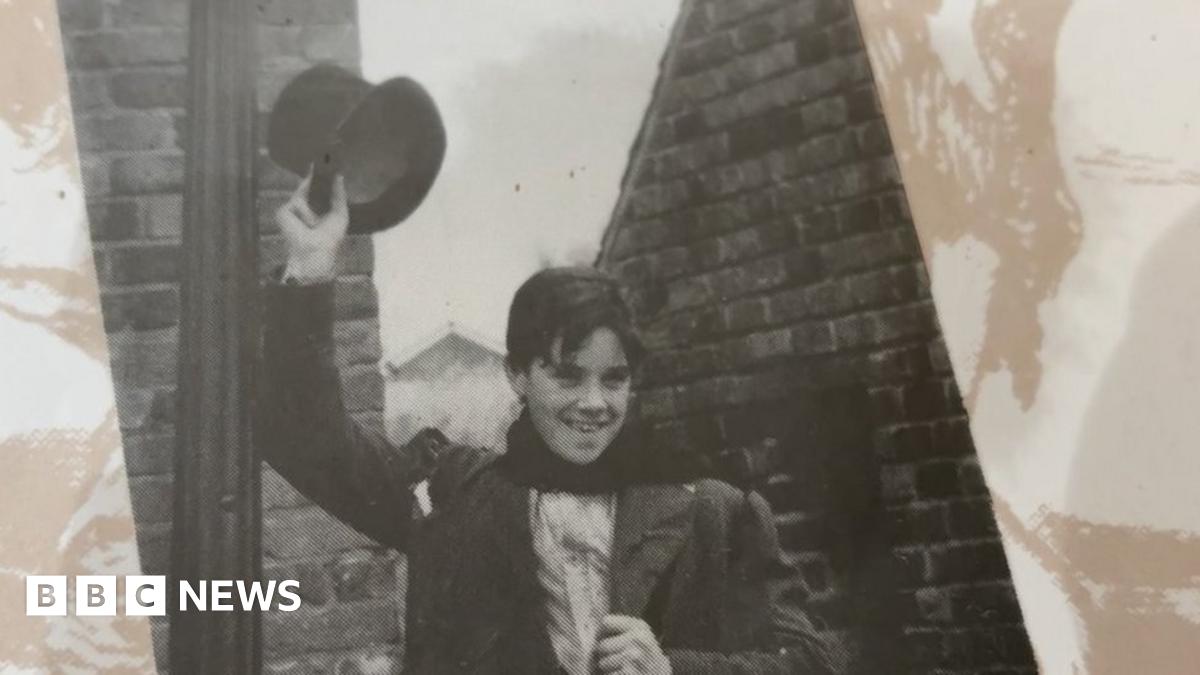 Robbie Williams, the Artful Dodger and 'perfect' am dram star - BBC News