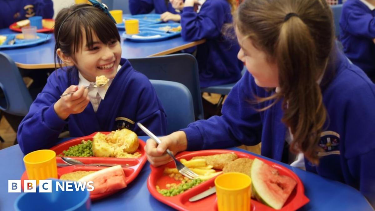 Teachers join Jamie Oliver free school meals call - BBC News