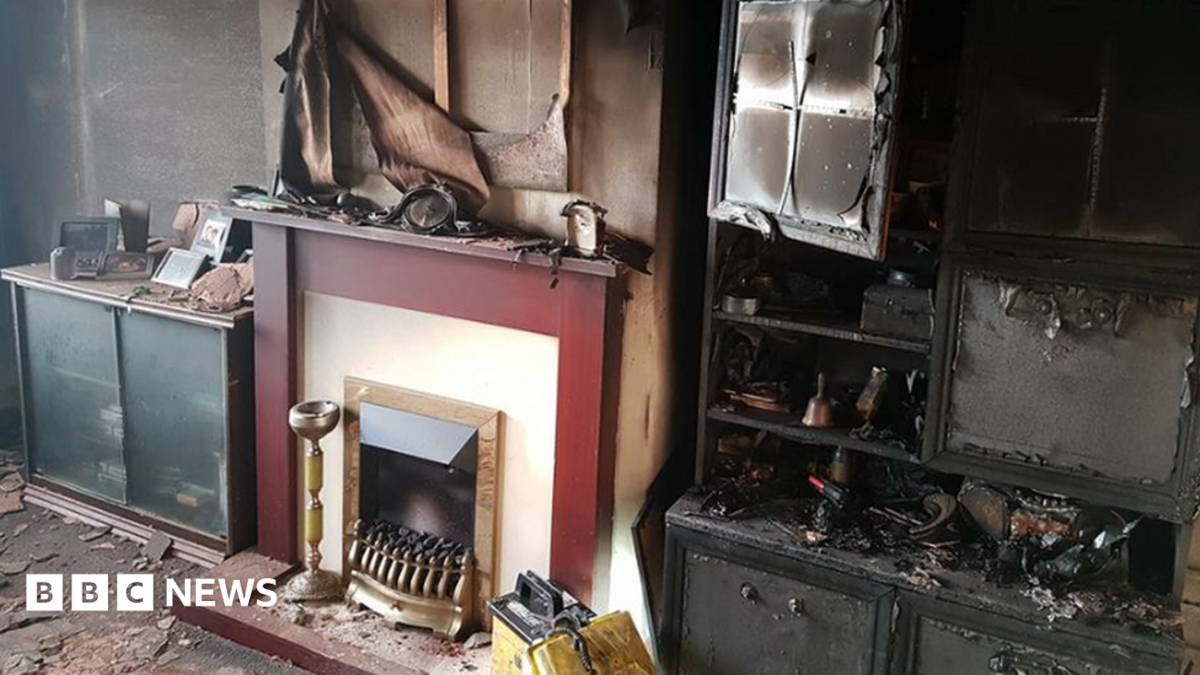 Closed door 'saved man's life' in Bilston flat fire - BBC News